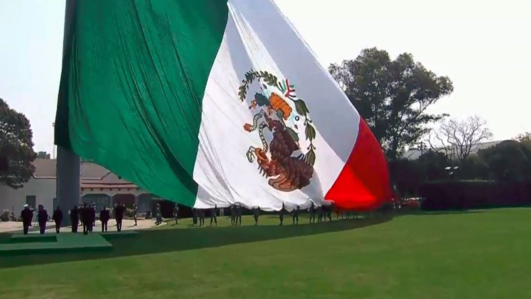 En el Día de la Bandera izan al revés el lábaro patrio (VIDEO)